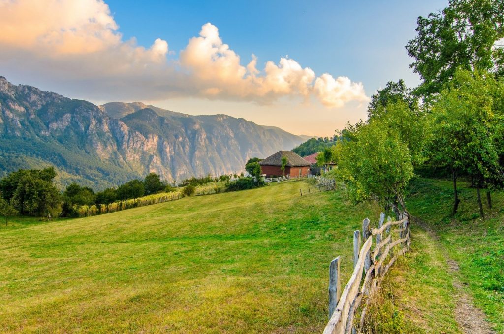 Ineleț, satul din nori - Locuri Din Romania .ro - Atracții și Obiective ...